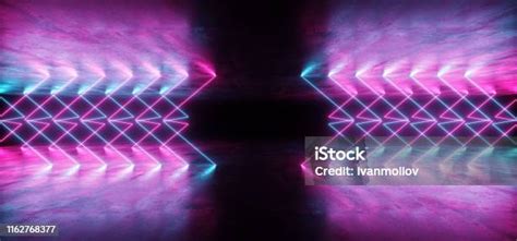네온 조명 가상 공상 과학 Fi 미래 활기찬 보라색 파란색 빛나는 레이저 빔 모양 어두운 그런 지 콘크리트 터널 지하 홀 차고 룸 갤러리 밤 3d 렌더링 0명에 대한 스톡