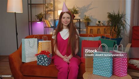 행복한 아이 소녀 아이는 리본과 생일 선물 상자를 개최 축하 파티 집에서 선물을 엽니 다 생일 선물에 대한 스톡 사진 및 기타