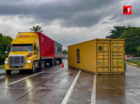 Contenedor De Tráiler Se Desprende En Carretera Tecomán Colima Solo Se