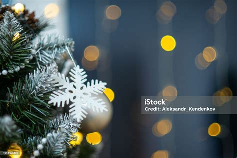 아름 다운 장식 된 크리스마스 트리의 클로즈업입니다 하얀 눈송이 화환의 보케 조명 12월에 대한 스톡 사진 및 기타 이미지 12월 겨울 계절 Istock