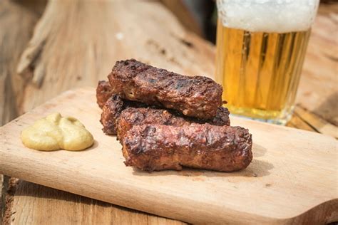 5 월 1 일 노동절을 축하하기 위한 Mici Cu Bere 전통 루마니아 요리 미트 롤 접시와 맥주를 만나보세요 5월에 대한 스톡 사진 및 기타 이미지 Istock