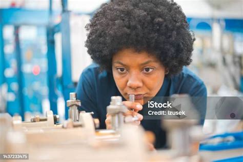 산업에서 기계를 검사하는 아프리카 헤어스타일을 가진 여성 엔지니어 여성에 대한 스톡 사진 및 기타 이미지 여성 Cnc 장치