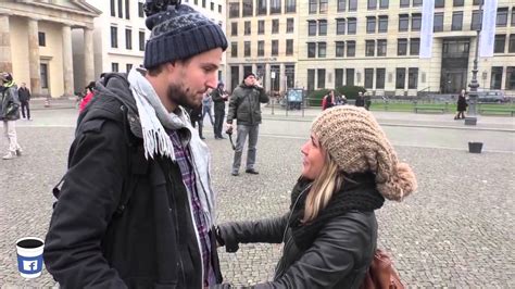 Fremde Frauen Küssen 2 Street Comedy Mit Trick 2015 Youtube
