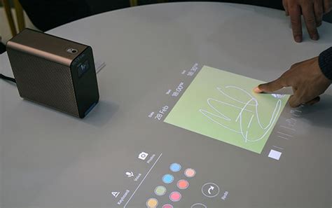Проектор Sony Xperia Projector определяет движения рук пользователя ...
