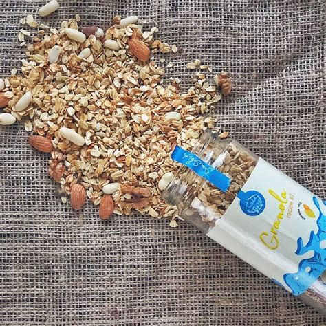 С чем едите нашу гранолу?🍶 . Для нас гранола вкуснее всего с миндальным ...