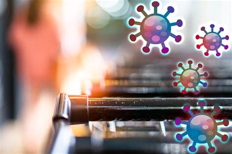 슈퍼마켓 식료품 점의 흐릿한 배경 쇼핑 카트와 손에 세균의 라인 손에 휴식 코로나 코빅 바이러스 전염병 사람들 재고 슈퍼 마켓 및 온라인 배달에서 음식을 비축 배경 주제에