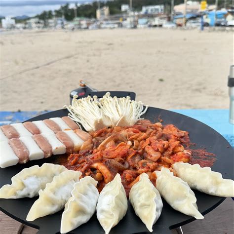 깜장야시 협찬 짧디짧은 가을이라 더 아쉽네요 선선한 가을 캠장에서 즐기는 낭만 너무 좋은데요 맛있는 음식도 빠질 수 없죠 깔끔하고 맛있게 매운 쭈꾸미 밀키트로