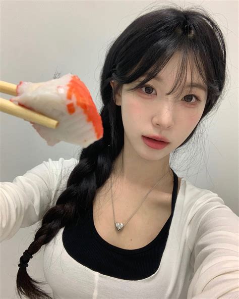 지예원 광고 제발 봄에 이렇게 입어주세요 🩷 ⠀ 부드럽고 따뜻한 울이 함유된 니트 바로 반원 아틀리에 스트라이프 니트인데요 ⠀ 부담없는 파임의 V넥 라인으로