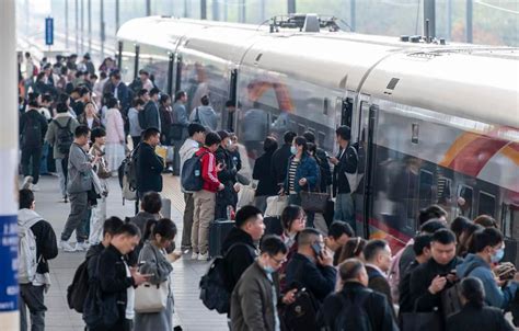 China Xinhua News 中 저장성 진화역 승객들로 붐비는 플랫폼 3일 저장浙江성 진화金華역 플랫폼에서 승객들이 차례로 승차하고 있다 중국 국가철로