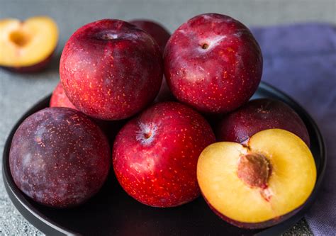 11 manfaat buah plum untuk kesehatan dan kecantikan