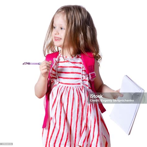 배낭과 공책을 가진 소녀 아이는 흰색 배경 격리에 펜을 들고 있습니다 2 3 살에 대한 스톡 사진 및 기타 이미지 2 3 살 가방 개념 Istock