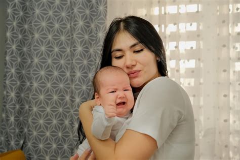 Premium Photo The Girl Is Holding A Newborn Baby Newborn Baby Crying
