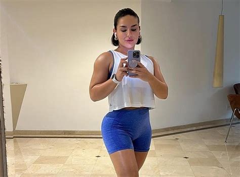 Kéfera Buchmann Exibe Corpo Malhado Em Selfie No Espelho