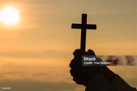 기도 여자는 일출 하늘 배경으로 아침에 하나님을 예배 합니다 기독교 종교 개념 사람이 손을 펴고 손바닥을 위로 향하게 하여