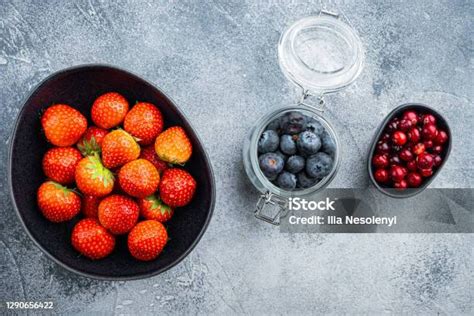 잘 익은 딸기 크랜베리 블루베리 볼 탑 뷰 질감이 있는 배경 0명에 대한 스톡 사진 및 기타 이미지 0명 개념 건강한 식생활 Istock