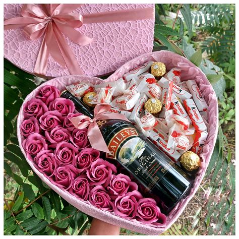 Подарунковий бокс на день народження Бокс у вигляді серця Бокс з солодощами та квітами з мила