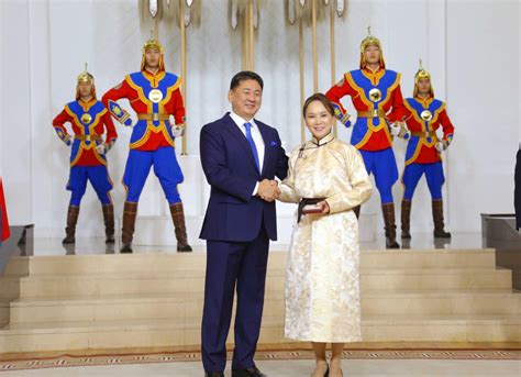 Уул уурхайн бус экспортыг нэмэгдүүлэхэд оруулж буй гавьяа зүтгэлийг нь өндрөөр үнэлэн