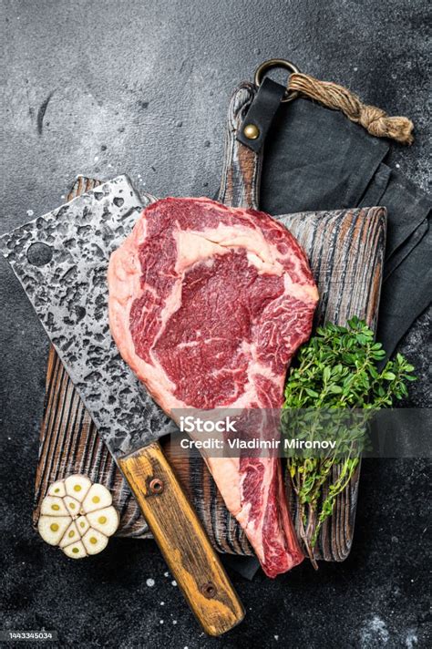 건조 숙성 토마호크 립아이 스테이크 정육점 테이블에 생 쇠고기 고기 검은 배경입니다 상위 뷰 0명에 대한 스톡 사진 및 기타 이미지 Istock