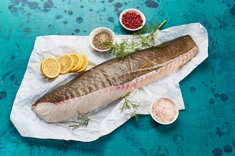 파란 식탁에 신선한 생선 필레와 다양한 향기로운 향신료와 허브의 높은 각도 전망 0명에 대한 스톡 사진 및 기타 이미지 0명 감귤류 과일 건강한 생활방식 Istock