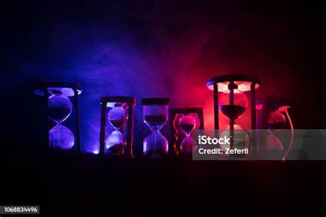 시간 개념입니다 모래 시계 시계와 뜨거운 노란색 주황색 빨간색 파란색 감기로 다시 조명 어두운 배경에 연기의 실루엣 0명에 대한 스톡 사진 및 기타 이미지 Istock