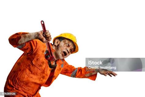 몸에 피와 상처를 입은 무서운 건설 노동자 좀비가 파이프 렌치를 들고 걷고 있다 갈고리 발톱에 대한 스톡 사진 및 기타 이미지 갈고리 발톱 개념 걷기 Istock