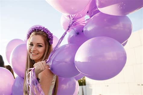 ژست عکس تولد دخترانه بزرگسال لاکچری با کیک در طبیعت و خانه