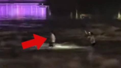 女孩模仿 盘腿抱灯柱”网红挑战，缠绕后被牢牢卡住无法动弹，无奈报警求助腾讯新闻