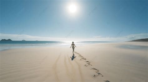 그녀의 발자국과 함께 해변을 걷는 여자 아침 햇살에 하얀 모래사장을 달리는 여자 고화질 사진 사진 물 배경 일러스트 및 사진 무료 다운로드 Pngtree