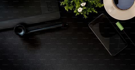 디지털 드로잉 태블릿 용품 및 커피 컵이 있는 사무실 가죽 책상 테이블 복사 공간이 있는 상위 뷰 사진 Unsplash의 사무실 이미지