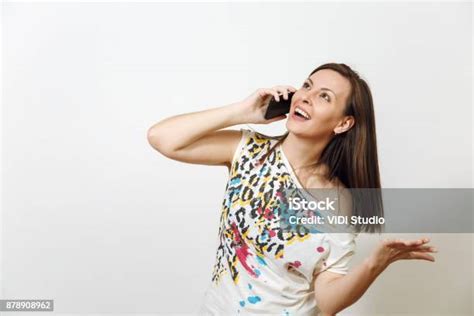 아름 다운 행복 미소 금발 여자 흰색 바탕에 휴대 전화에 대 한 얘기 감정 개념입니다 갈색에 대한 스톡 사진 및 기타 이미지 갈색 갈색 머리 공부 Istock