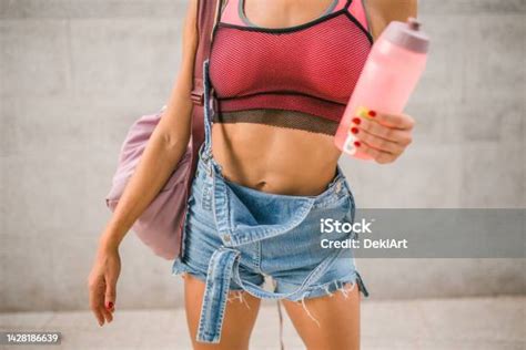 재사용 가능한 물병을 들고 있는 알아볼 수 없는 여성 운동 선수 25 29세에 대한 스톡 사진 및 기타 이미지 25 29세 건강한 생활방식 곱슬 머리 Istock