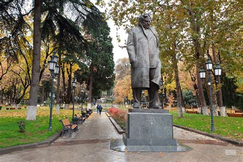 დიდი და ლამაზი პარკი თბილისის პარკში 9 აპრილი 9 აპრილის ბაღი ულამაზესი არქიტექტურა დიდი ხეები