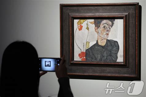 에곤 실레의 꽈리 열매가 있는 자화상