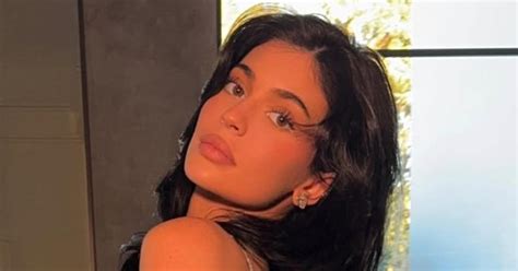 Kylie Jenner Shows Off Chest Abs In Pink Workout Set Photo