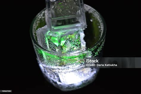 빛나는 얼음 큐브와 음료의 매우 아름답고 멋진 이미지 샴페인 한 잔에 거품이있는 밝은 색상 편안하고 소중한 삶과 맛있는 스파클링 음료의 홍보 이미지 2015년에 대한 스톡