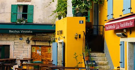 거리 건축 관광 기이 한 노란 건물들 다채로운 덧문 도시 탐사 도시 풍경 도시의 랜드 마크 러스틱 마을