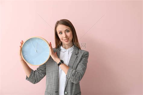 有时钟的年轻女实业家在颜色背景高清图片下载 正版图片 摄图网