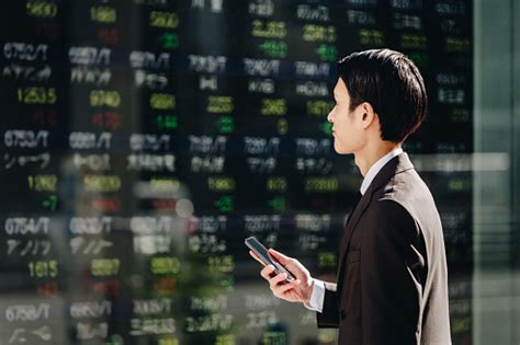 Japanese Men In Their 30s Suits Who Look At The Real Time Stock Price