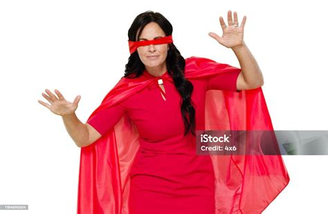 정면보기 1 인 허리 까지 성인 아름다운 검은 머리 백인 여성 젊은 여성 슈퍼 히어로 헤로인 영웅 서 드레스 아이 마스크