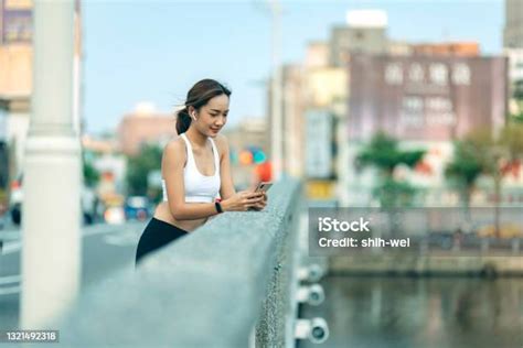 젊은 아시아 스포츠 여자 모니터링 그녀의 운동 아웃 진행 에 피트니스 애플 리 케이 션 에 스마트폰 20 24세에 대한 스톡 사진 및 기타 이미지 Istock