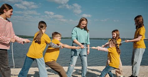 줄다리기를 하는 어린 아이들 사진 Unsplash의 줄다리기 이미지