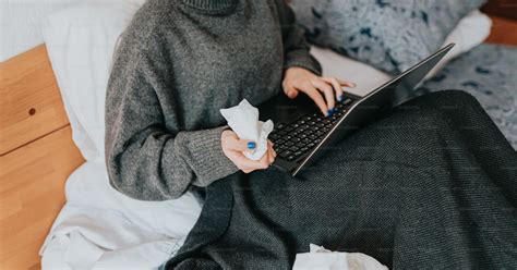 노트북 컴퓨터를 사용하여 침대에 앉아 있는 여자 사진 Unsplash의 바이러스 이미지