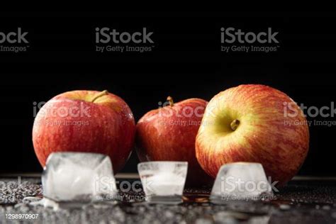 사과 반사 표면에 물 방울과 얼음 큐브와 아름다운 빨간 사과 검은 배경 선택적 초점 0명에 대한 스톡 사진 및 기타 이미지 0명 각얼음 건강한 식생활 Istock