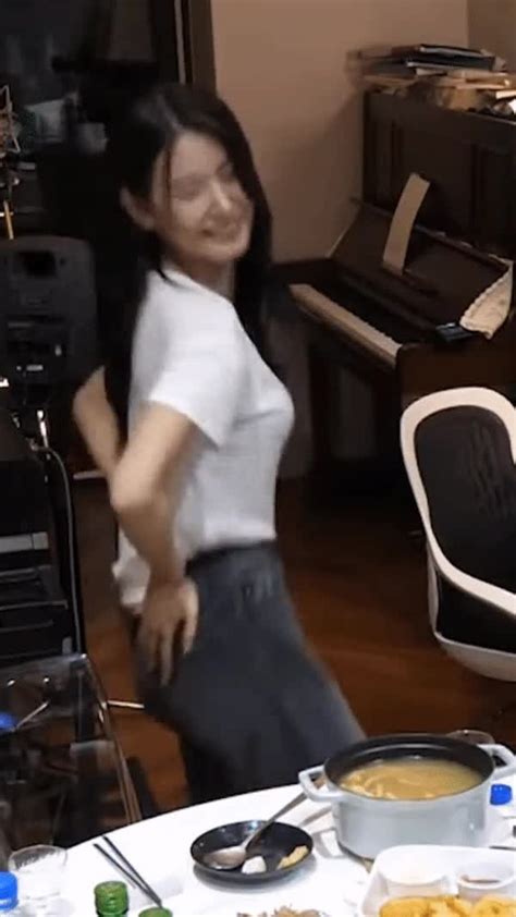 봉긋한 얇은 흰티 입고 엉덩이 튕기는 여자 아이들 미연