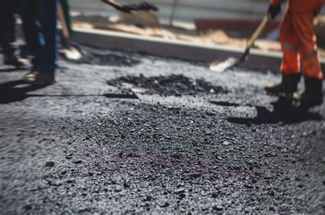 도로 건설 및 수리 작업 중 아스팔트 포장 기계 및 증기 도로 롤러 아스팔트 및 포장 과정 새로운 도로 건설 현장에서 일하는 근로자 층 배치 무인 항공기 3 명에 대한 스톡