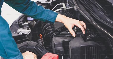 자동차 차고에서 자동차 수리 및 유지 보수 서비스를 제공하는 전문 정비사 손 자동차 서비스 사업 개념입니다 사진 Unsplash의 산업 이미지