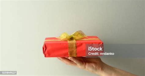 회색 배경 생일 컨셉에 빨간 선물 상자를 들고 있는 여성의 손 공휴일에 대한 스톡 사진 및 기타 이미지 공휴일 기념일
