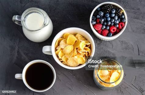 짙은 회색 배경의 흰색 컵 딸기 우유 및 커피에 콘플레이크가있는 건강한 아침 식사 0명에 대한 스톡 사진 및 기타 이미지 0명 개념 건강한 생활방식 Istock