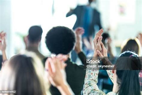 보드룸에서의 비즈니스 세미나에서 박수를 치고 있는 창의적인 사람들의 뒷모습 교육에 대한 스톡 사진 및 기타 이미지 교육 교육 강좌 교육 행사 Istock