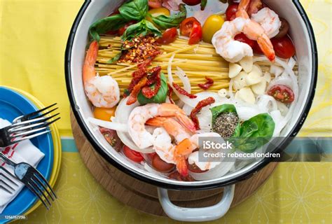 새우와 스파게티 파스타 새우 마리나라 소스 파르메산 치즈 신선한 이탈리아 파슬리와 함께 한 냄비 식사 클래식 한 미국 또는